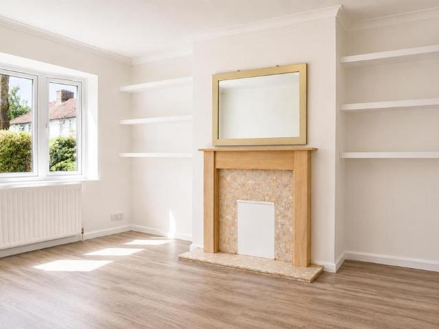 3 bedroom end of terrace house to rent