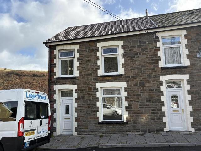 3 bedroom end of terrace house to rent