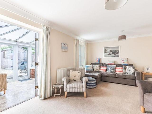 3 bedroom end of terrace house to rent