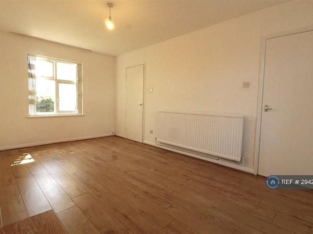 3 bedroom end of terrace house to rent