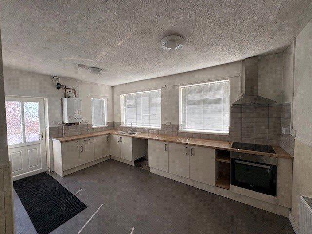 3 bedroom end of terrace house to rent