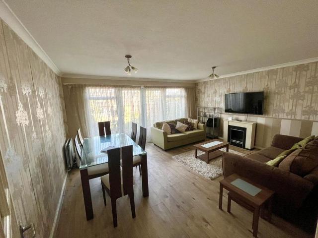 3 bedroom end of terrace house to rent