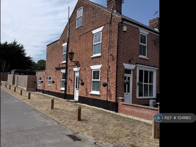 3 bedroom end of terrace house to rent