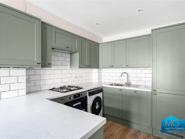 3 bedroom end of terrace house to rent