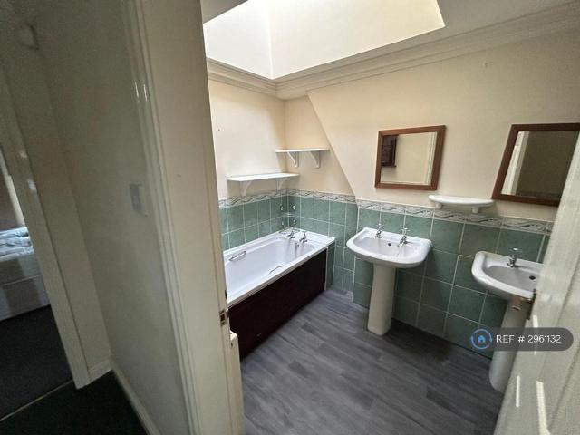 3 bedroom end of terrace house to rent