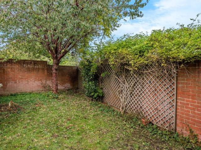 3 bedroom end of terrace house to rent