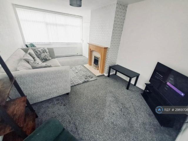 3 bedroom end of terrace house to rent