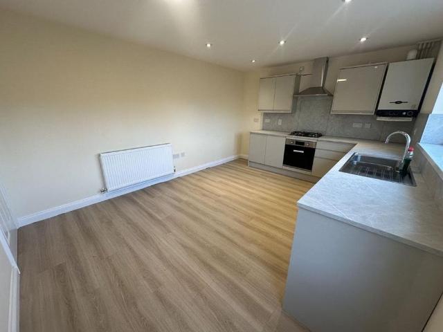 3 bedroom end of terrace house to rent