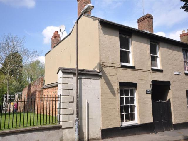 3 bedroom end of terrace house to rent