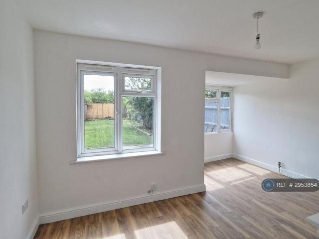 3 bedroom end of terrace house to rent