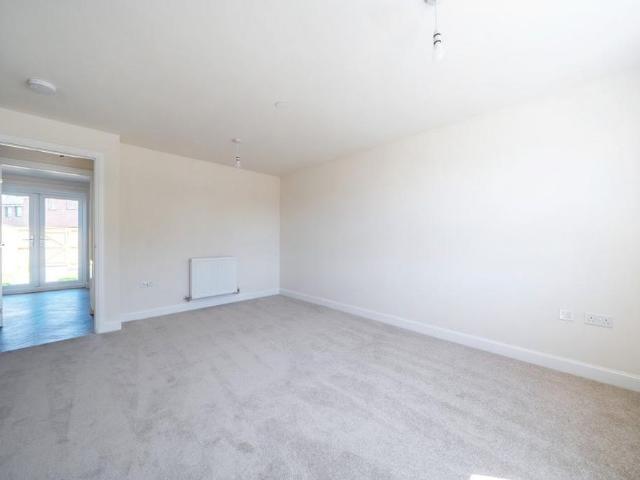 3 bedroom end of terrace house to rent