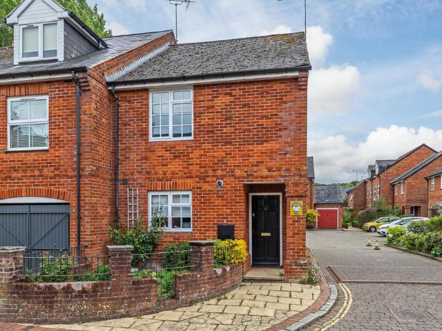 3 bedroom end of terrace house to rent
