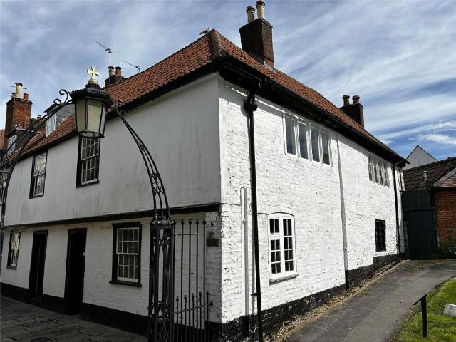 3 bedroom end of terrace house to rent
