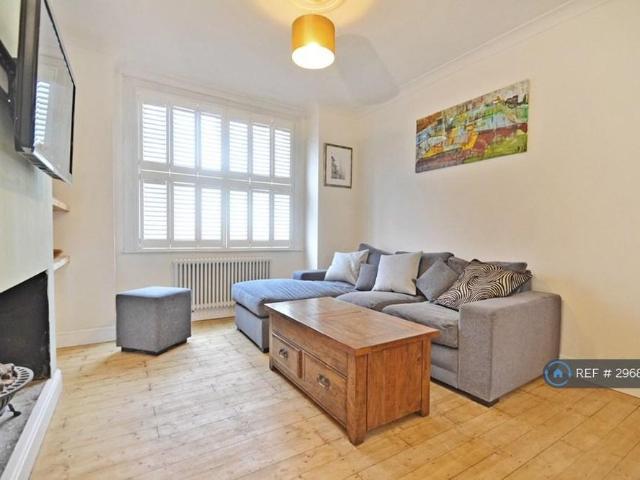 3 bedroom end of terrace house to rent