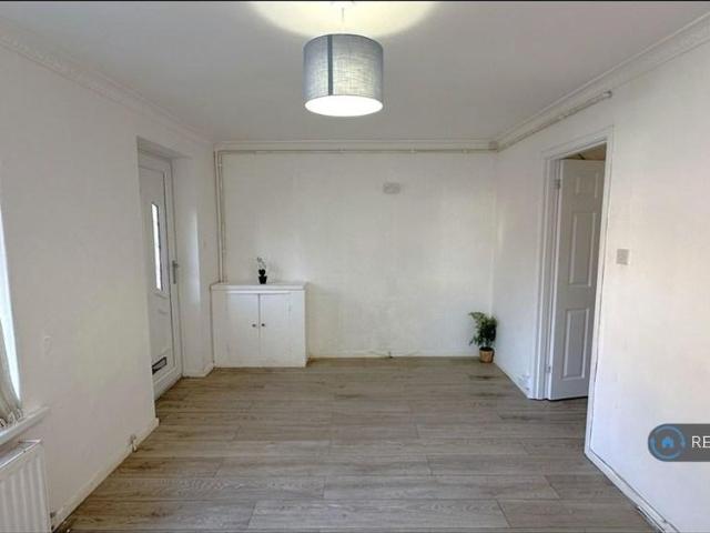 3 bedroom end of terrace house to rent