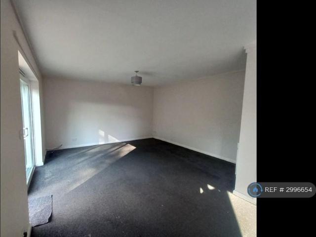 3 bedroom end of terrace house to rent