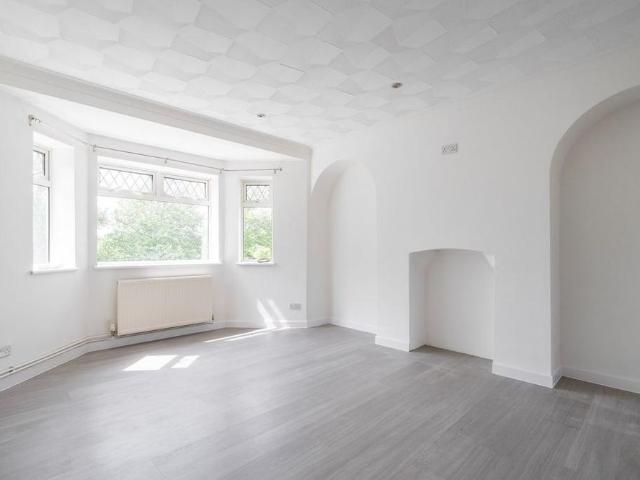 3 bedroom end of terrace house to rent