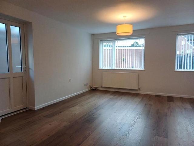 3 bedroom end of terrace house to rent