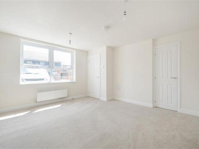 3 bedroom end of terrace house to rent