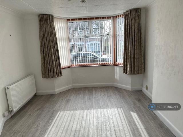 3 bedroom end of terrace house to rent