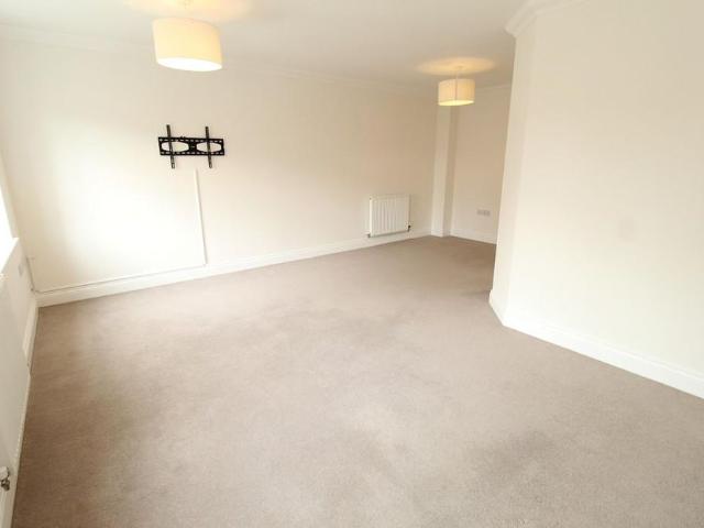 3 bedroom end of terrace house to rent