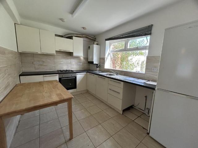 3 bedroom end of terrace house to rent