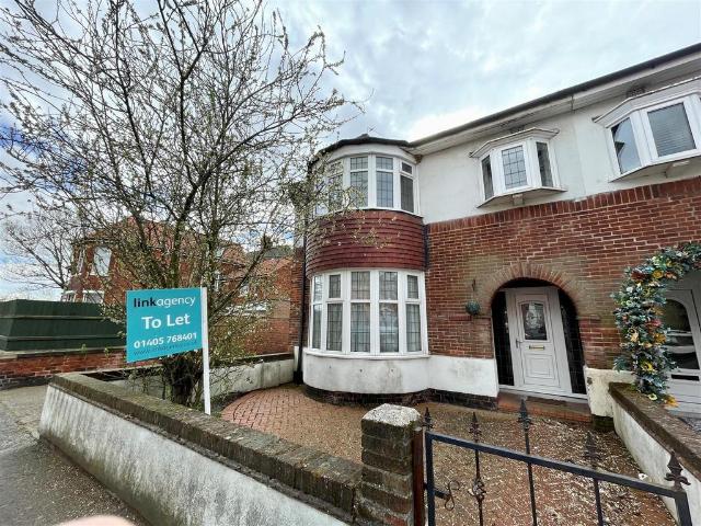 3 bedroom end of terrace house to rent