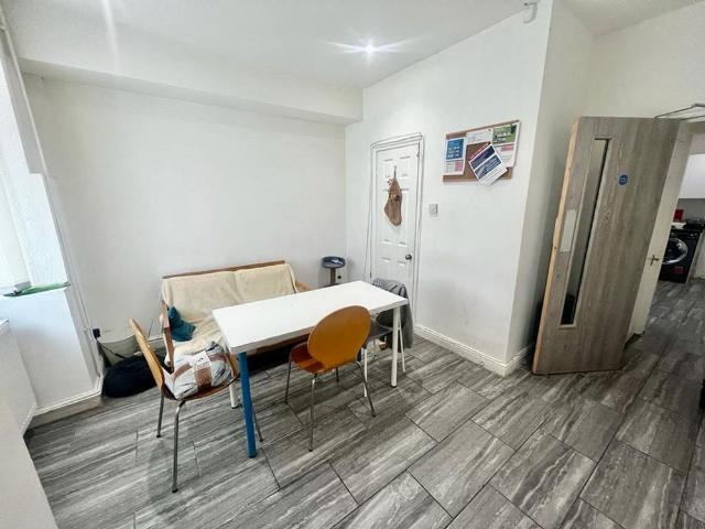 3 bedroom end of terrace house to rent