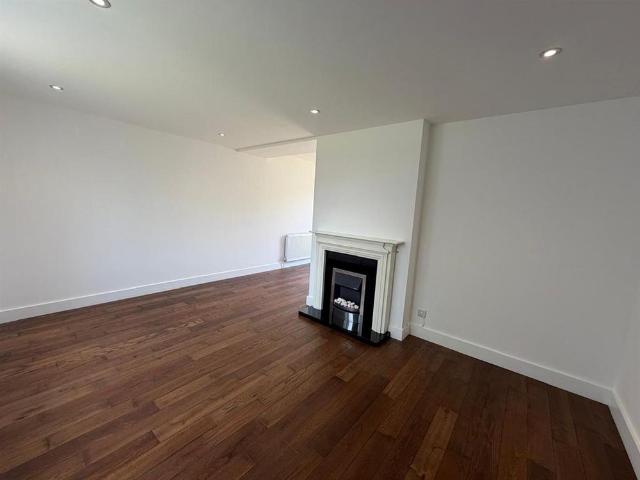 3 bedroom end of terrace house to rent
