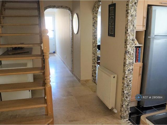3 bedroom end of terrace house to rent