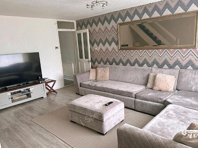 3 bedroom end of terrace house to rent
