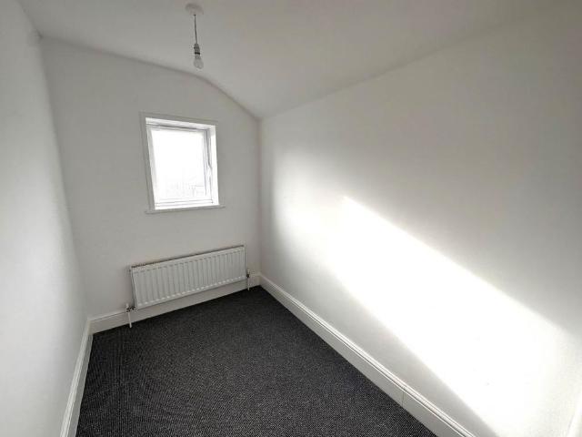 3 bedroom end of terrace house to rent
