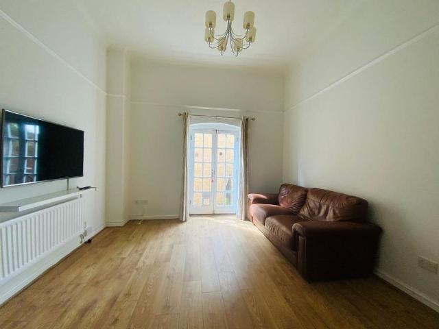 3 bedroom end of terrace house to rent