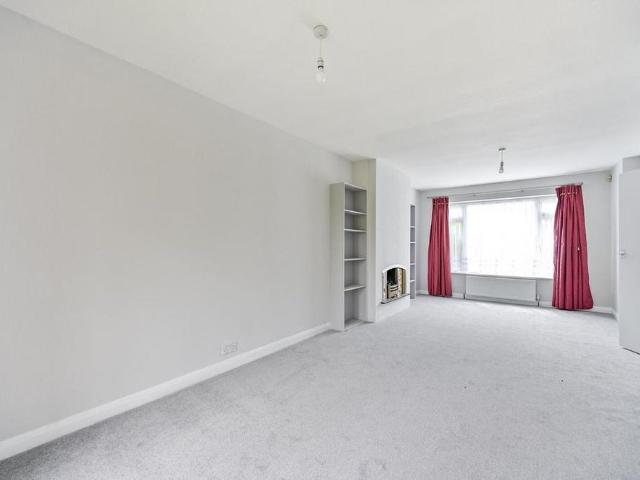 3 bedroom end of terrace house to rent