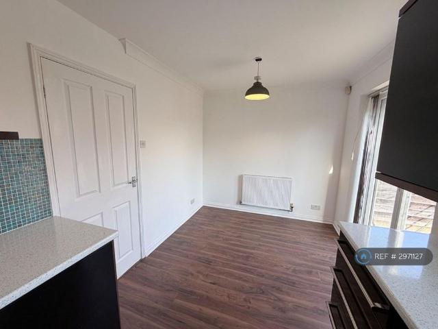 3 bedroom end of terrace house to rent