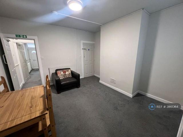3 bedroom end of terrace house to rent