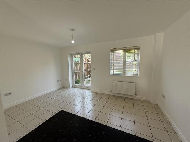 3 bedroom end of terrace house to rent