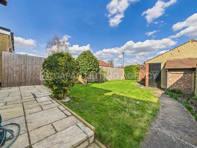 3 bedroom end of terrace house to rent