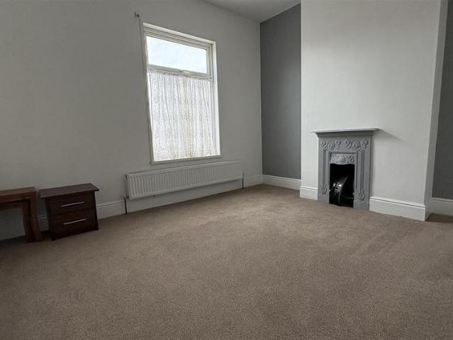 3 bedroom end of terrace house to rent