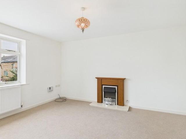 3 bedroom end of terrace house to rent