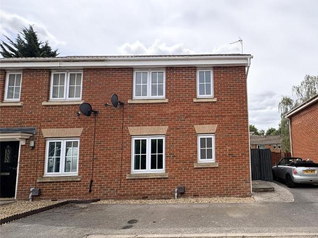 3 bedroom end of terrace house to rent