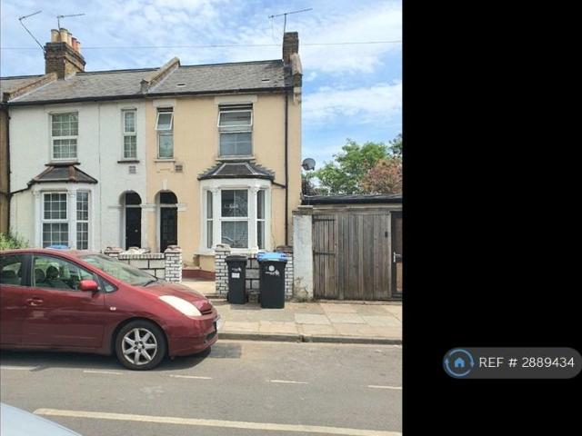 3 bedroom end of terrace house to rent