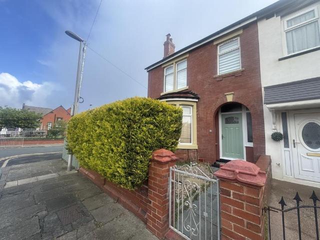 3 bedroom end of terrace house to rent
