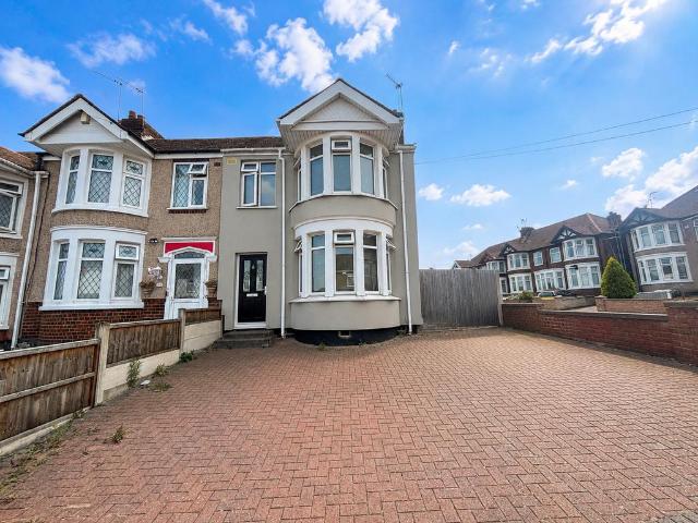 3 bedroom end of terrace house to rent
