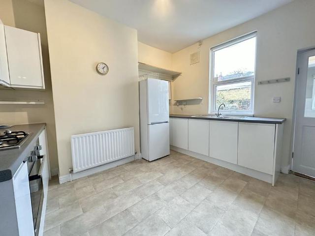 3 bedroom end of terrace house to rent