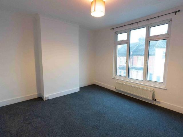 3 bedroom end of terrace house to rent