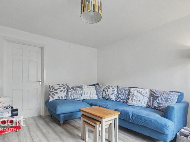 3 bedroom end of terrace house to rent