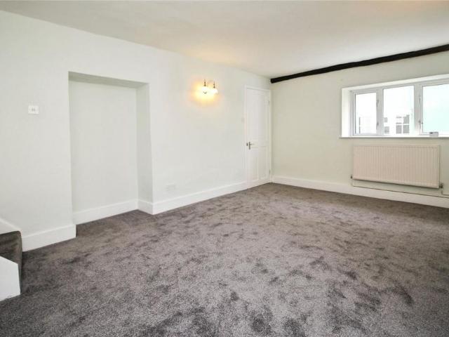 3 bedroom end of terrace house to rent