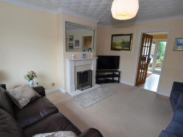 3 bedroom end of terrace house to rent