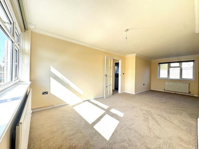 3 bedroom end of terrace house to rent